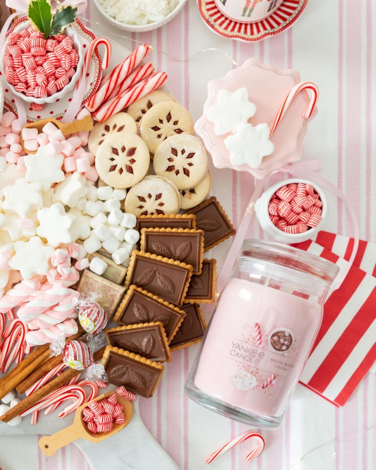 How to Throw a Fun Fall Backyard Movie Night!