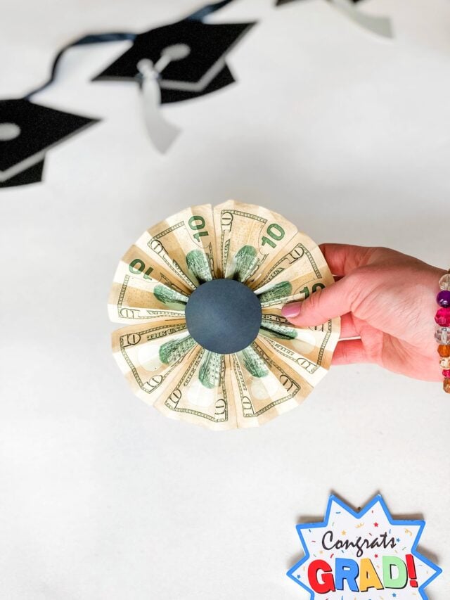 Graduation Money Gift Idea - Try This Grad Badge!