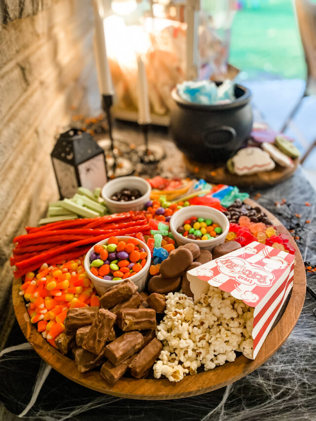 How to Throw a Fun Fall Backyard Movie Night!