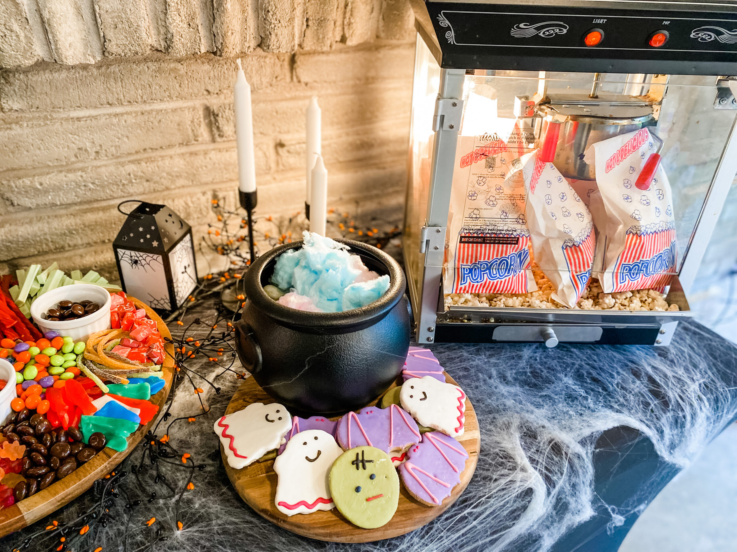 How to Throw a Fun Fall Backyard Movie Night!