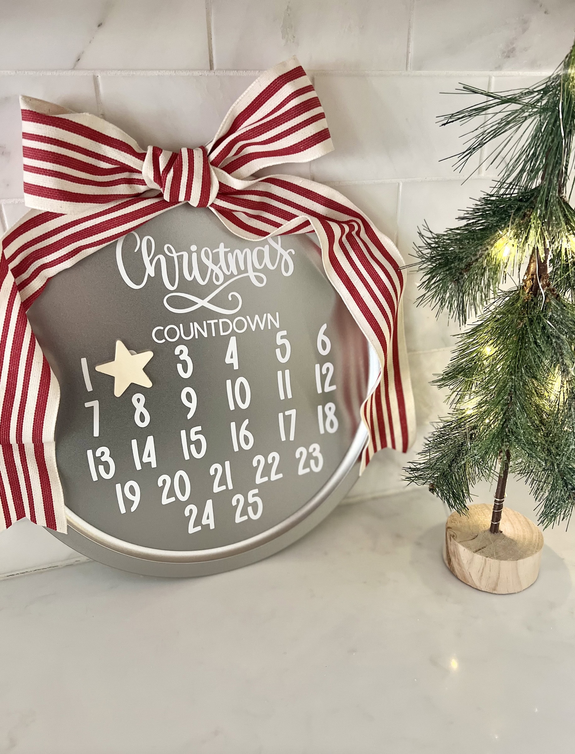 DIY Cricut Christmas Countdown Calendar!