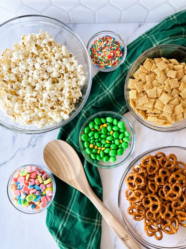 Leprechaun Bait - This St. Patrick's Day Snack Mix is SO GOOD!