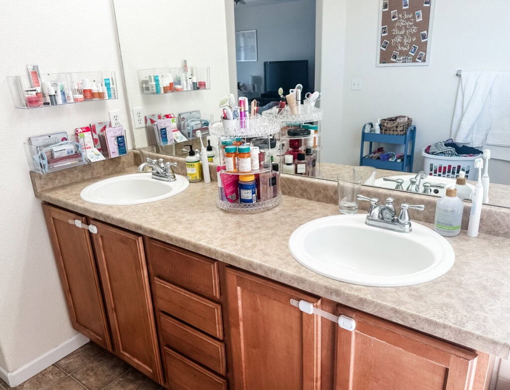 EASY Ways To Organize Your Bathroom!