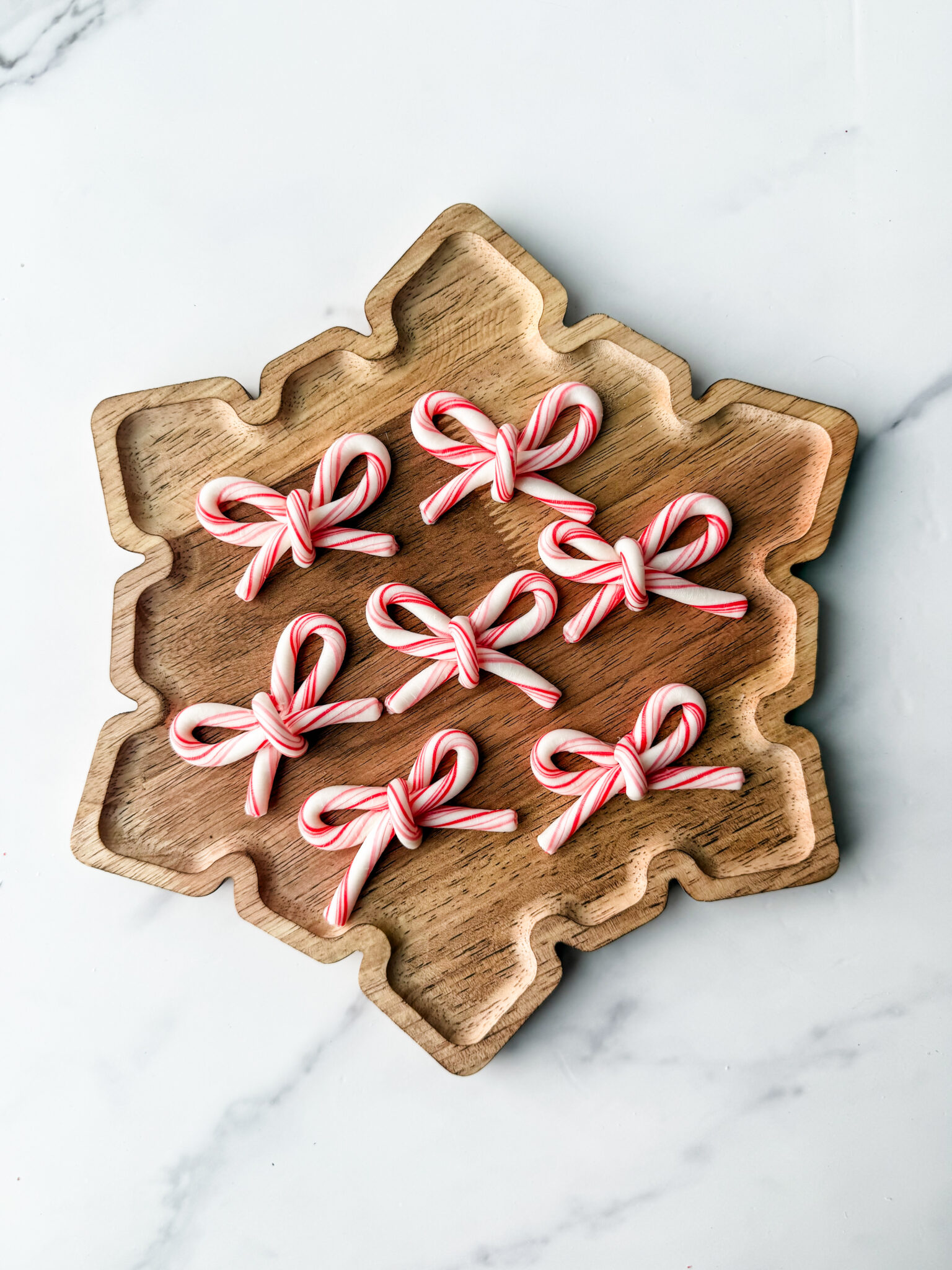 These Candy Cane Bows are Pure Christmas Magic!